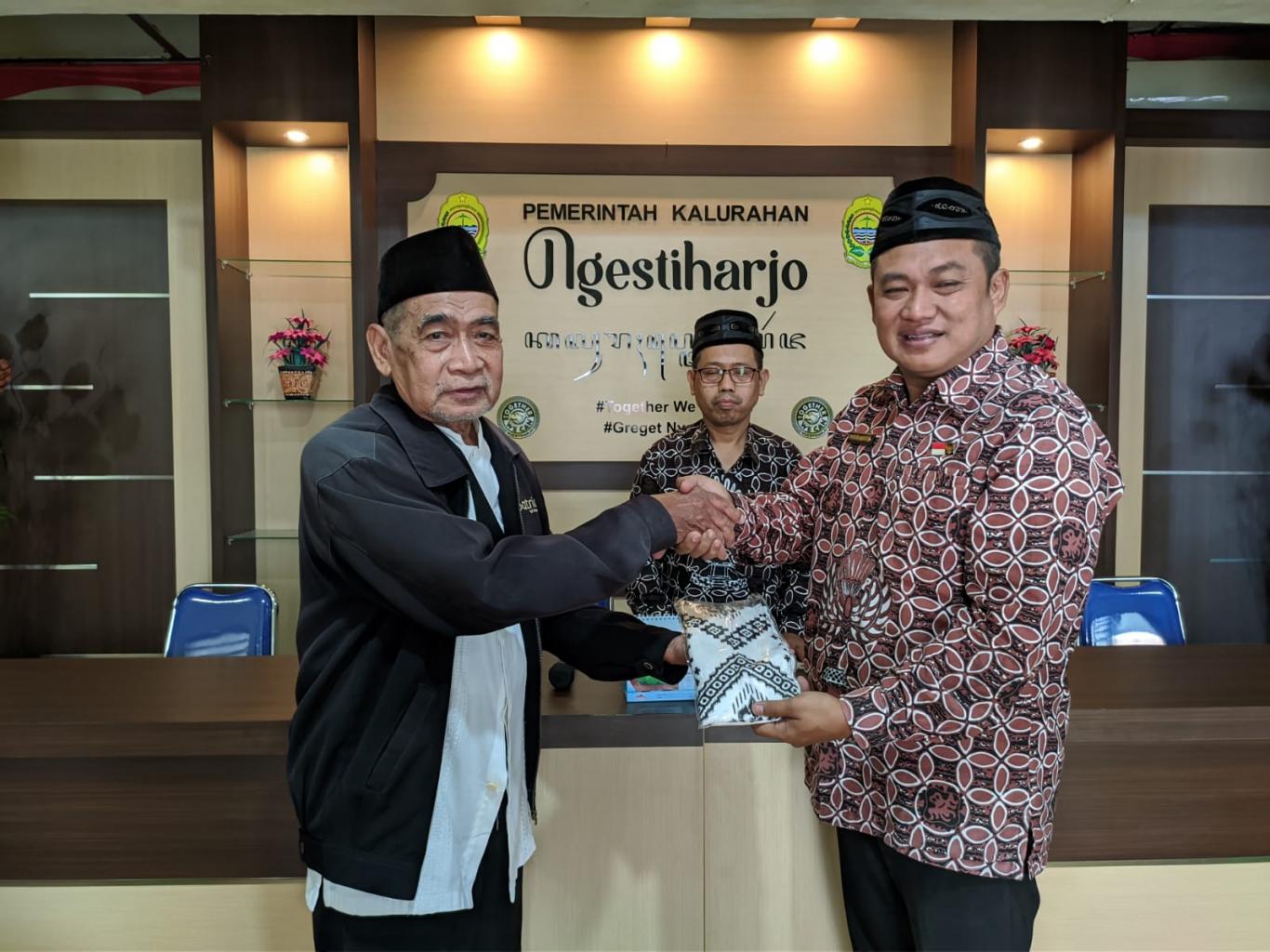 Pembagian Bingkisan Lebaran untuk Kaum Rois dan Takmir Masjid se Ngestiharjo - Website Kalurahan ...